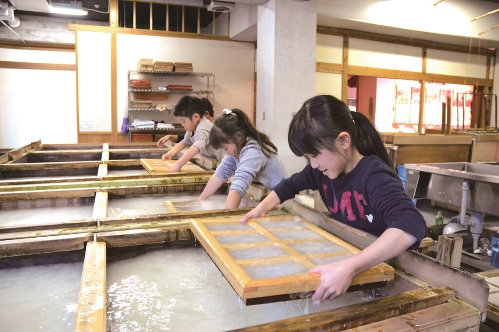 Experience Traditional Tosa Washi Papermaking – Kochi Tourist ...